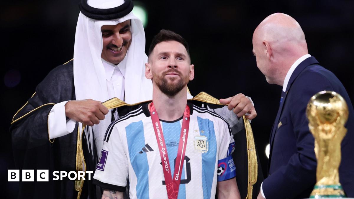 World Cup final: Lionel Messi lifts trophy in bisht - traditional Arab ...