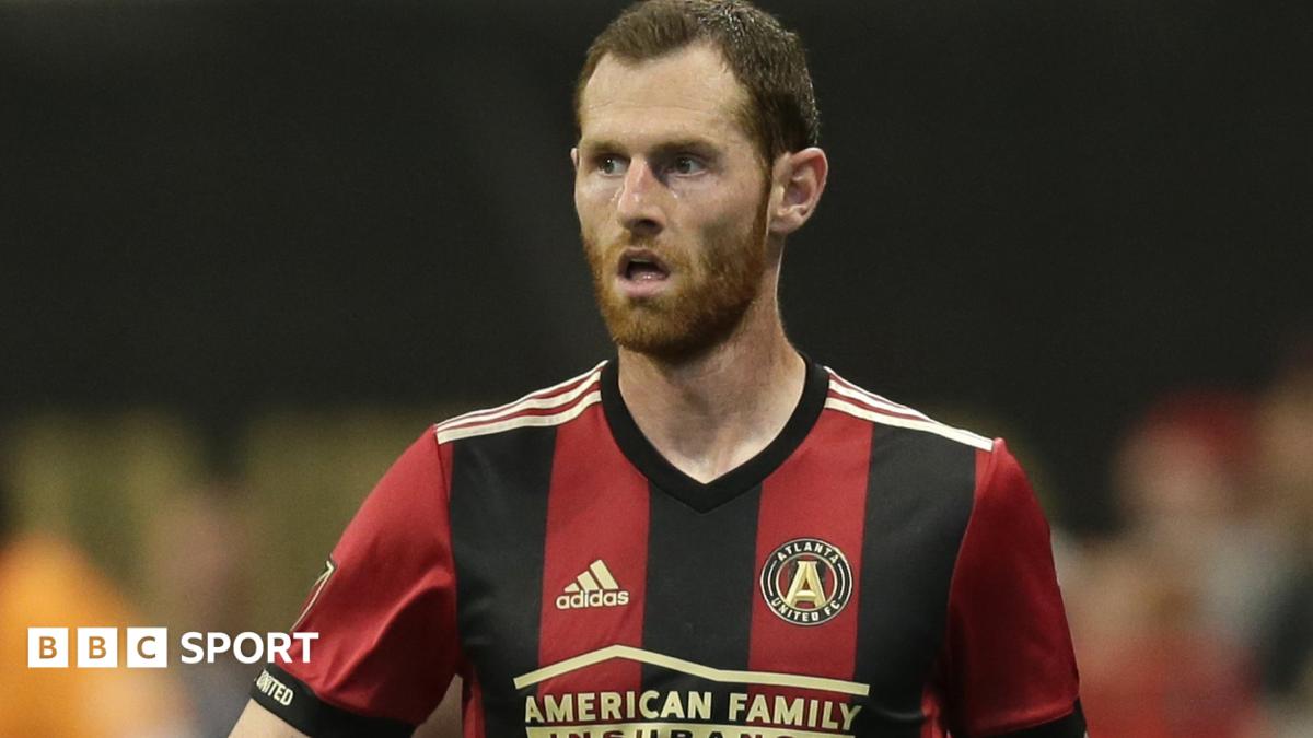 Chris McCann: Oldham Athletic sign veteran midfielder - BBC Sport