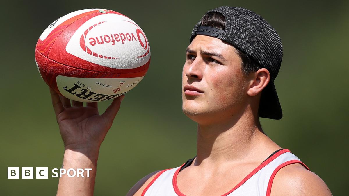 Louis Rees-Zammit: Wales wing targets first World Cup - BBC Sport