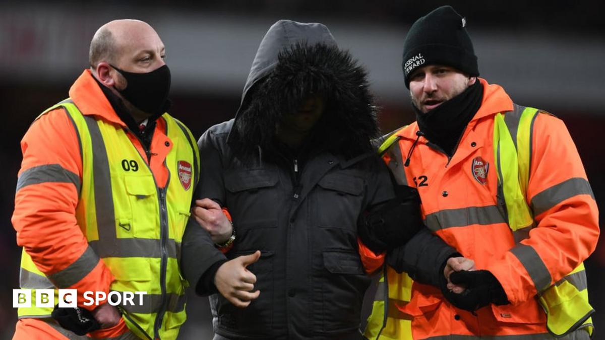 Arsenal warn pitch invaders at Emirates Stadium will be banned - BBC Sport