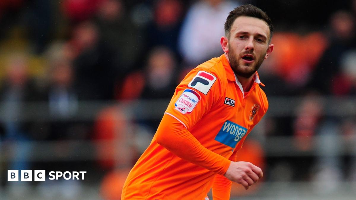 Neal Eardley: Hibernian sign experienced Welsh right-back - BBC Sport
