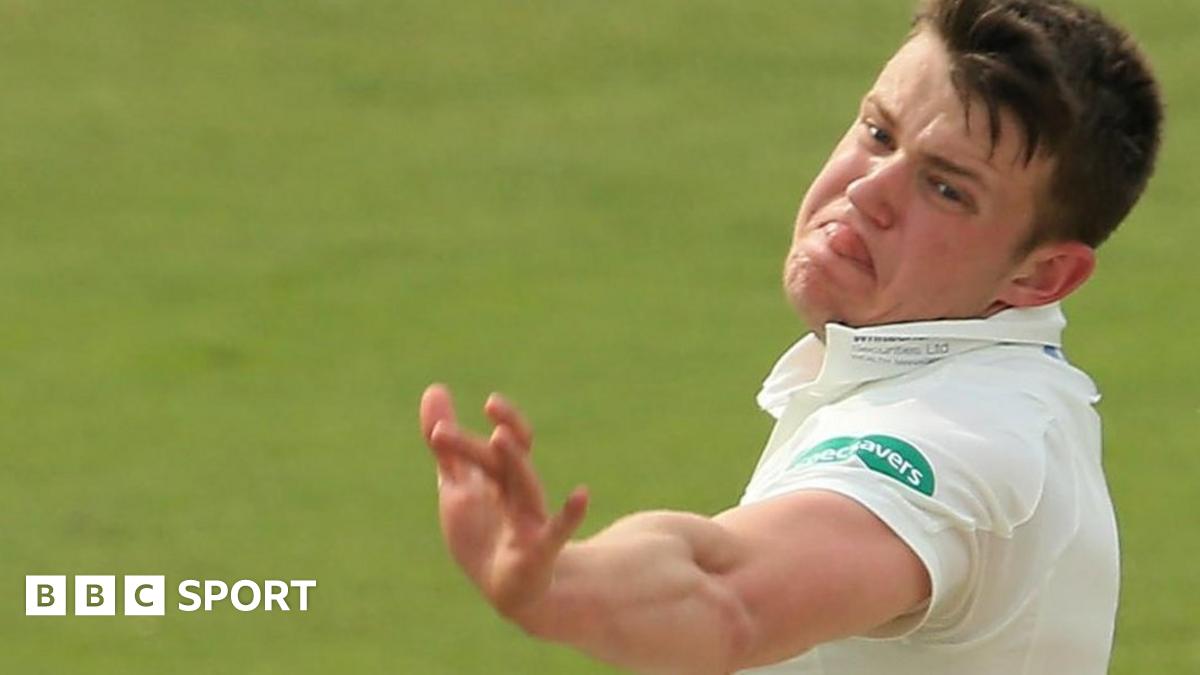 Josh Shaw: Gloucestershire re-sign Yorkshire bowler - BBC Sport
