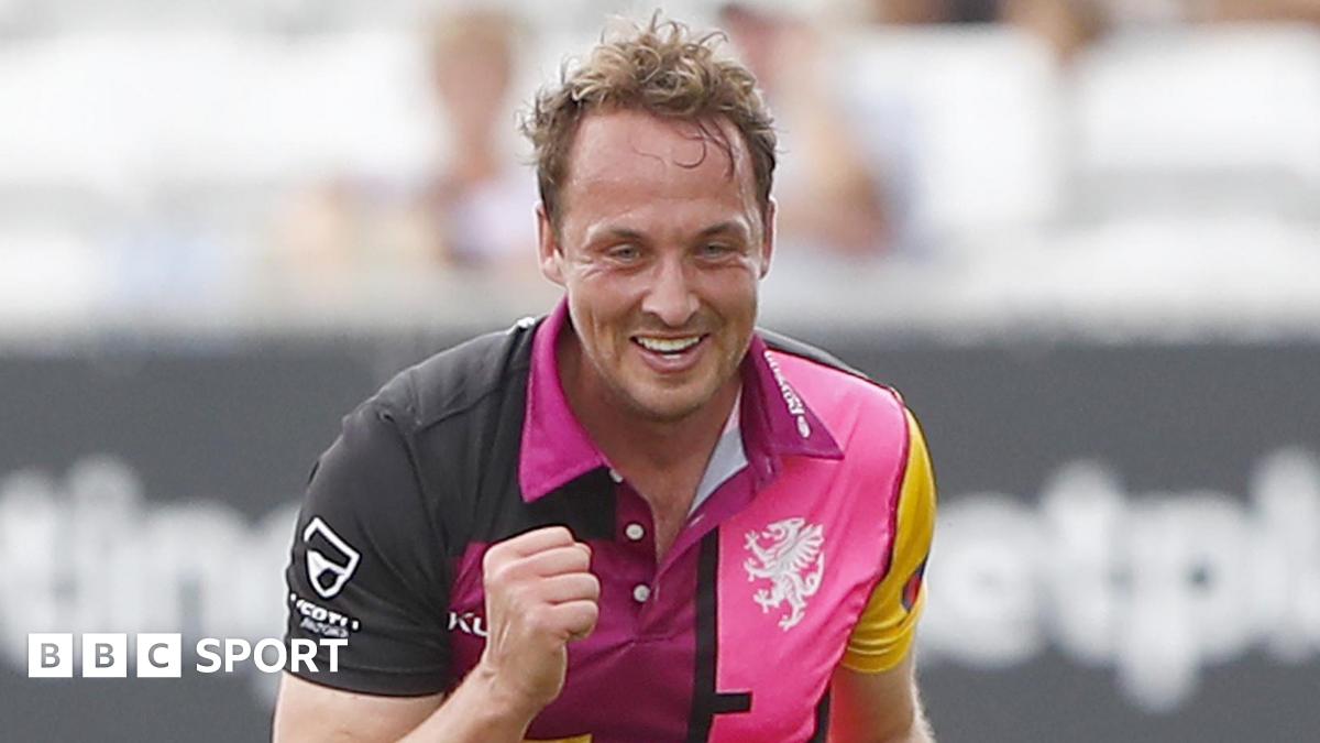 Josh Davey: Fast bowler to stay at Somerset until 2025 - BBC Sport
