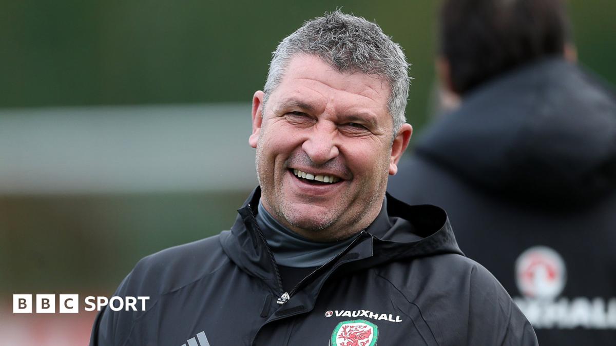 Osian Roberts in Wales role talks with manager Ryan Giggs - BBC Sport