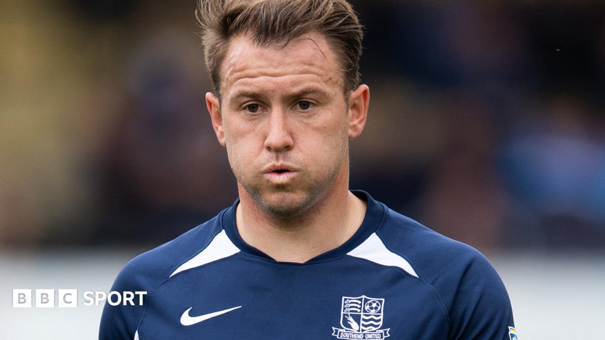 Simon Cox: Southend United striker leaves club by mutual consent - BBC ...