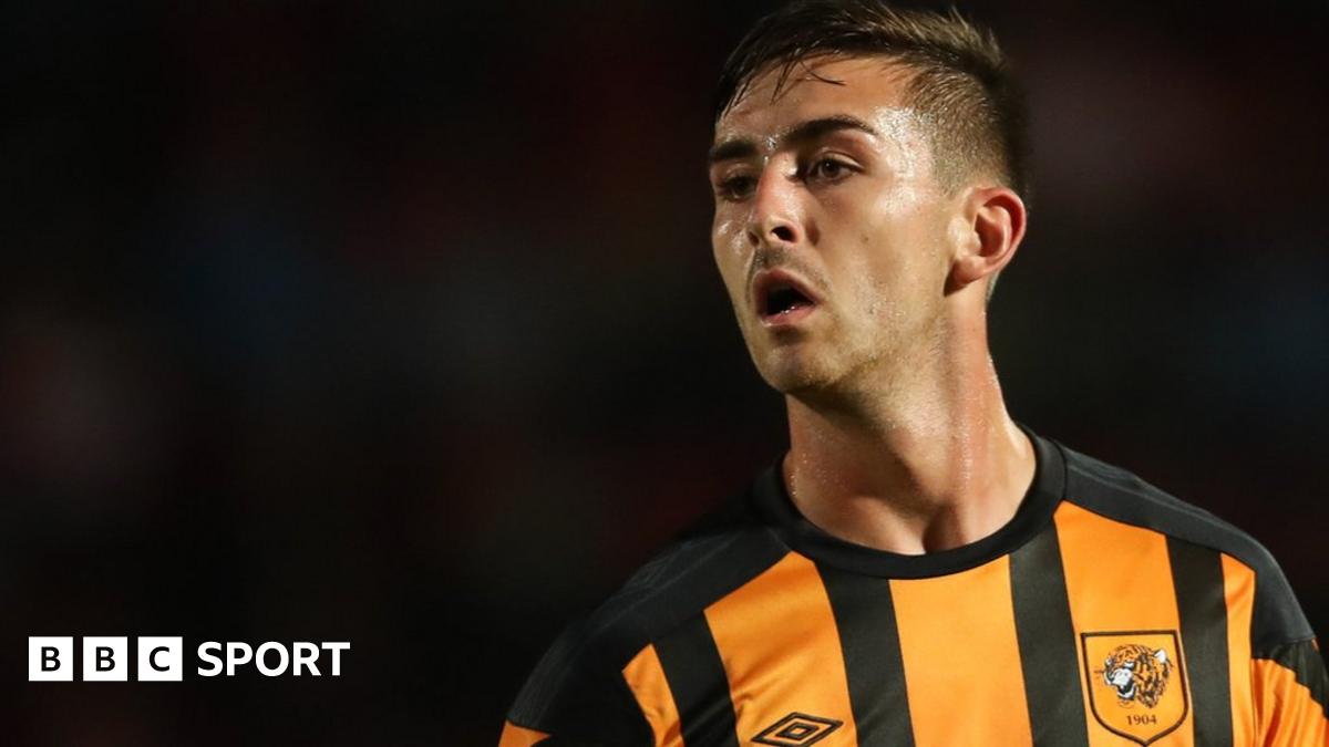 Robbie McKenzie: Gillingham sign former Hull City defender - BBC Sport