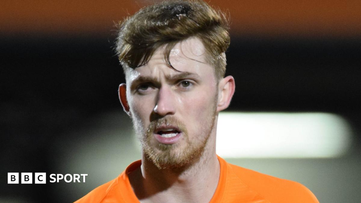 Daniel Kelly: Midfielder signs new deal at Carrick Rangers - BBC Sport