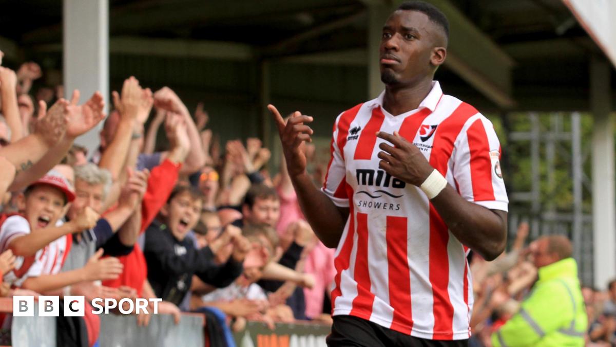 Amari Morgan-Smith: Cheltenham Town striker signs new contract - BBC Sport