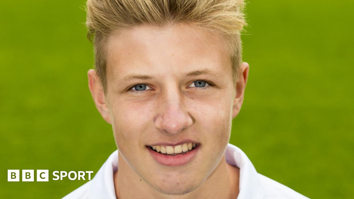 Hibernian move for Raith Rovers teenager Mackie - BBC Sport