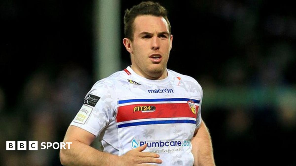Daniel Smith: Wakefield prop forward joins Huddersfield Giants - BBC Sport