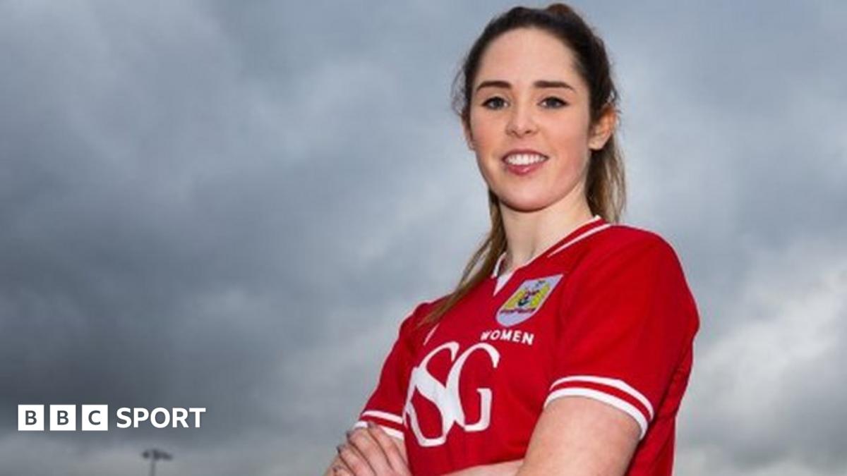 Ellie Wilson: Bristol City sign England Under-19 defender - BBC Sport