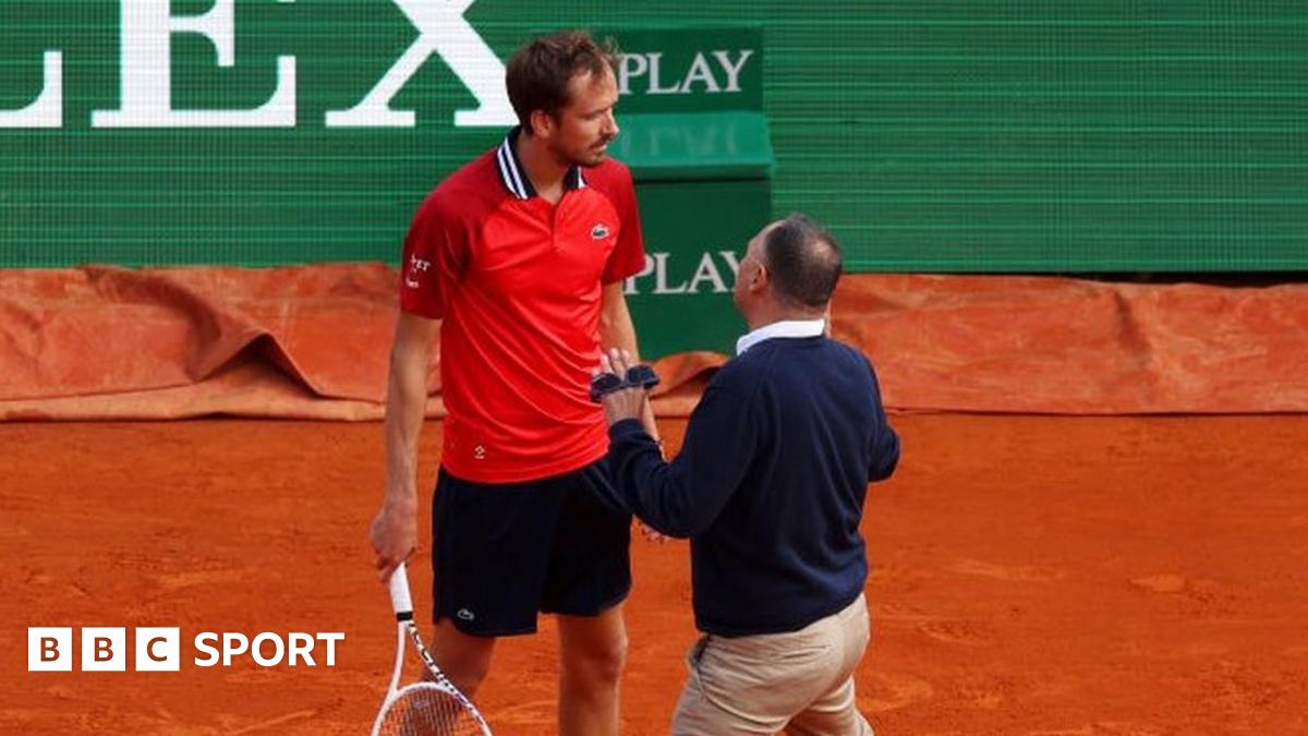 Monte Carlo Masters: Daniil Medvedev asked not to shout at line judge - BBC Sport