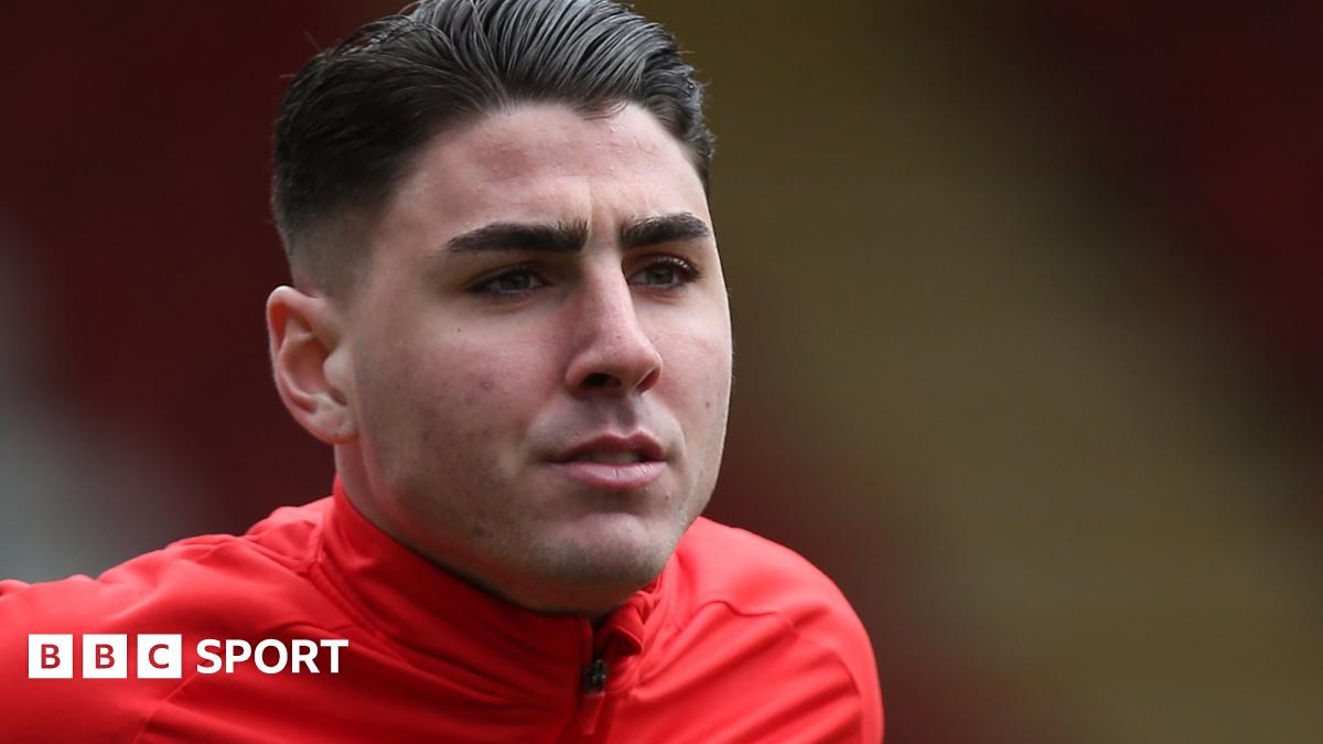 Daniel Happe: Defender pens new Leyton Orient contract - BBC Sport