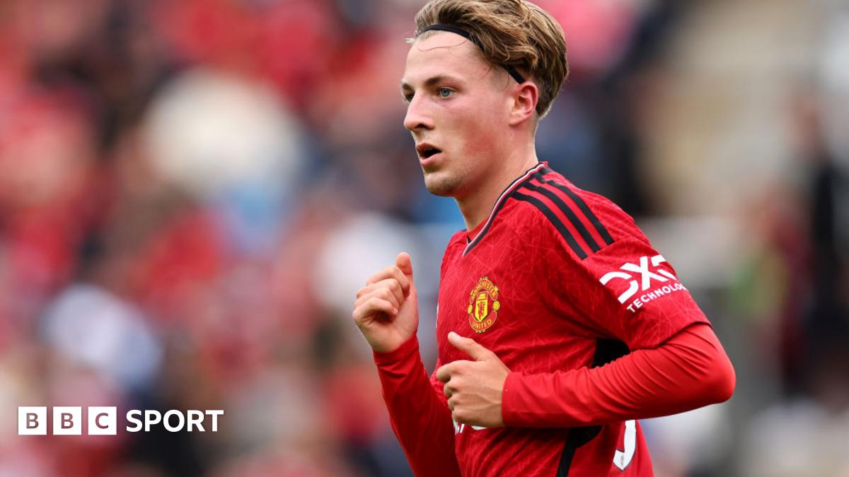 Savage signs for Reading after 'fairytale' end to Man Utd career - BBC ...