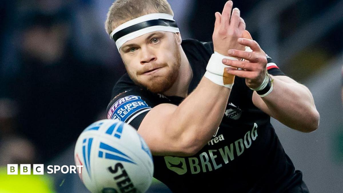 Sam Davis: Salford Red Devils sign London Broncos hooker - BBC Sport