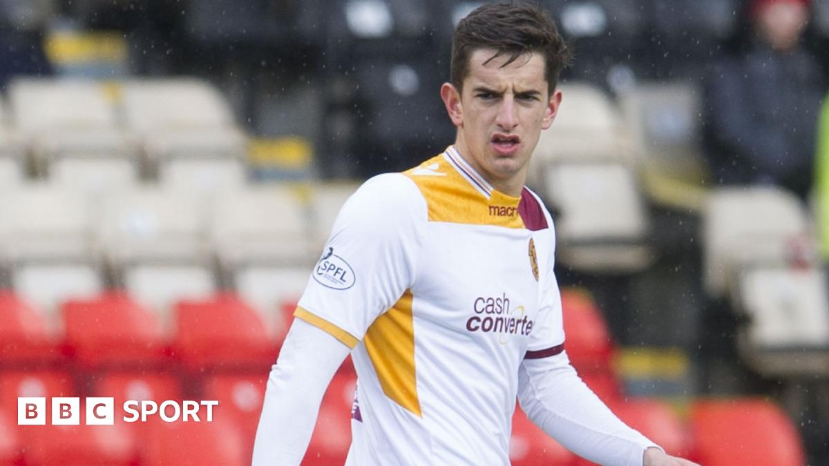 St Mirren land midfielder Stuart Carswell - BBC Sport