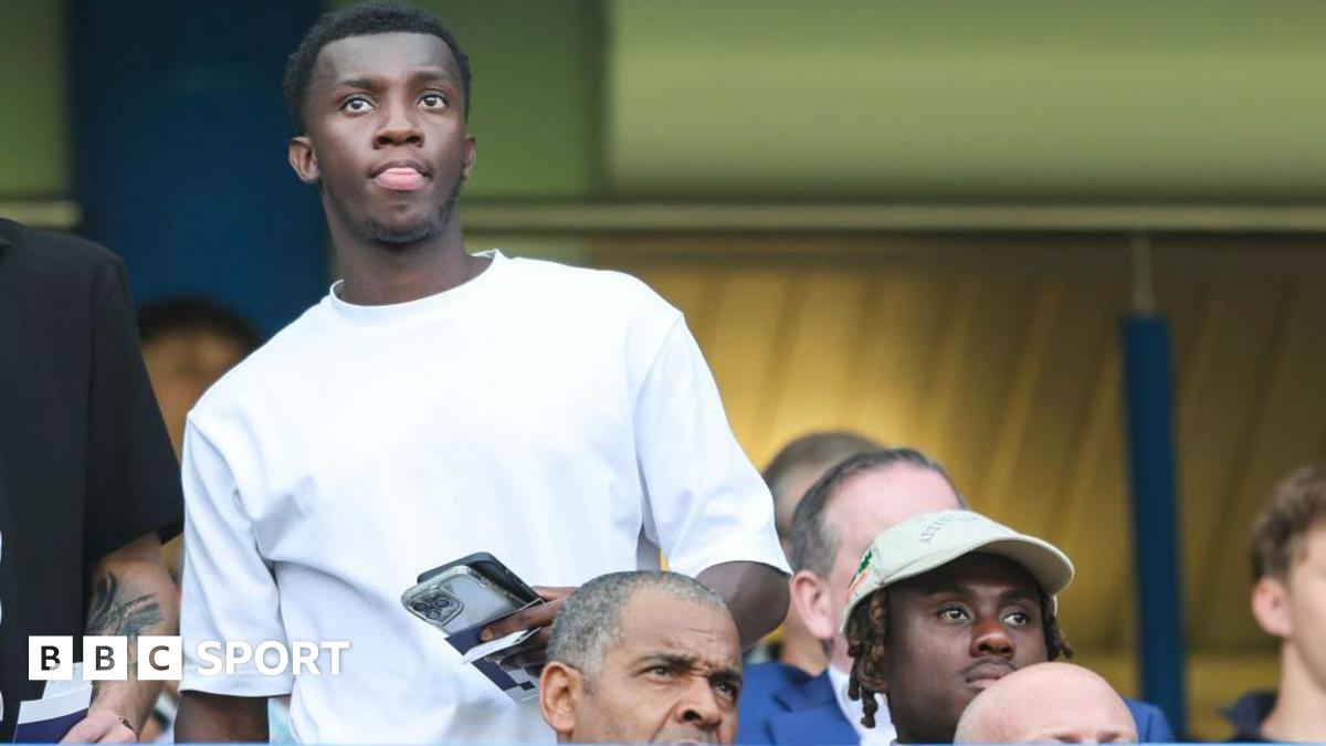 Crystal Palace news: Alex Howell on transfer window strategy - BBC Sport