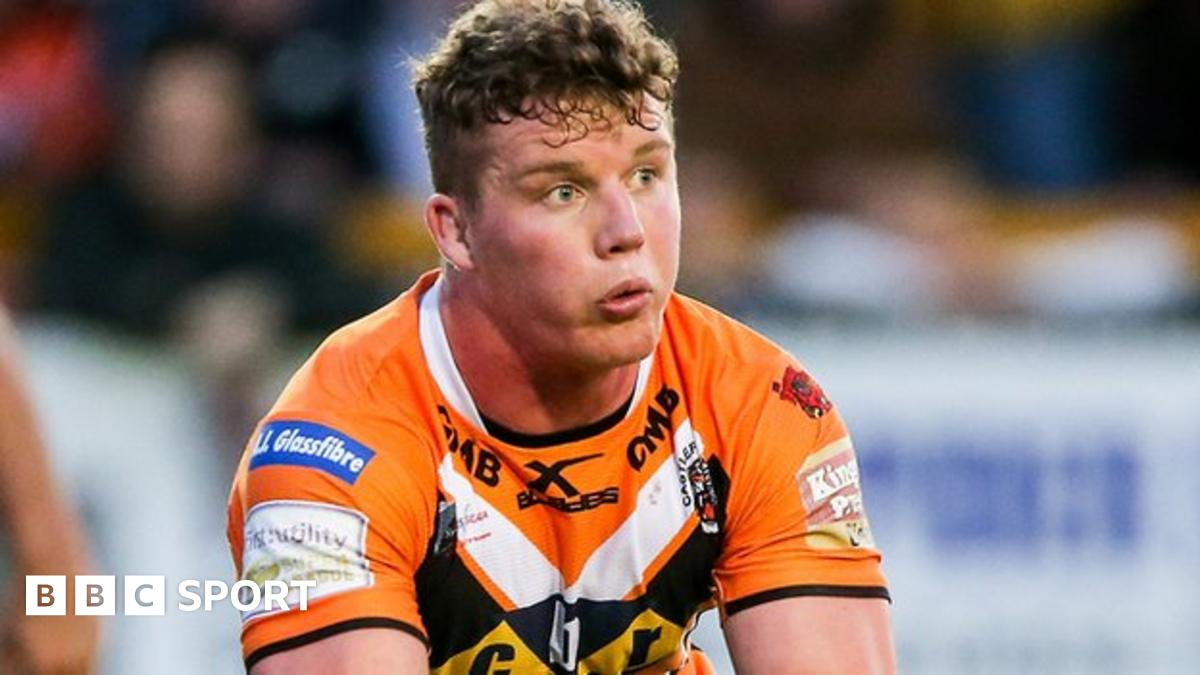 Adam Milner: Castleford Tigers hooker extends contract - BBC Sport