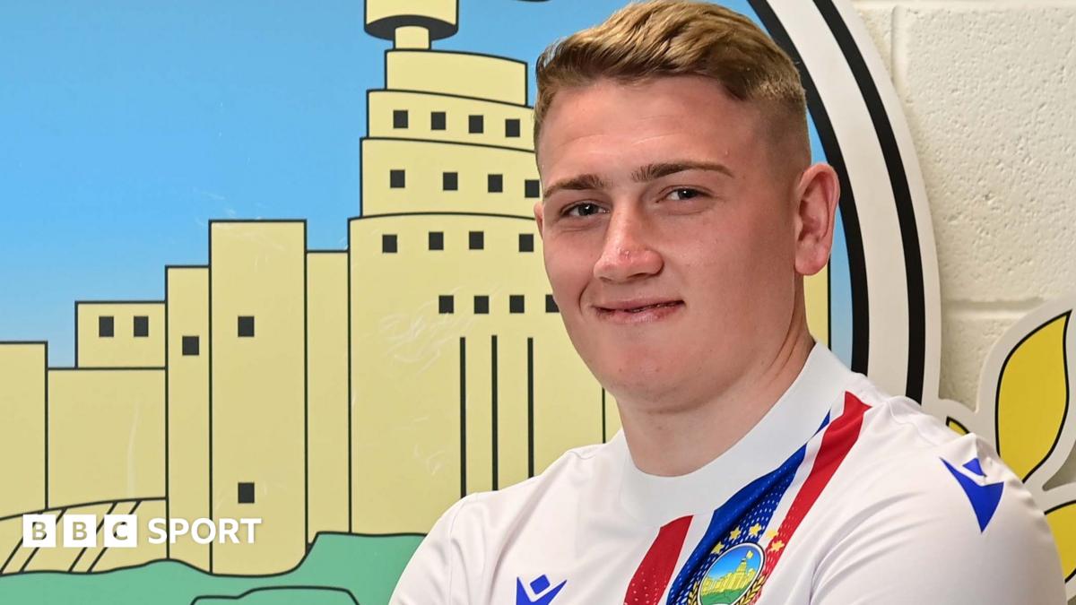 John Robertson: Scottish striker to join Linfield in two-year deal ...