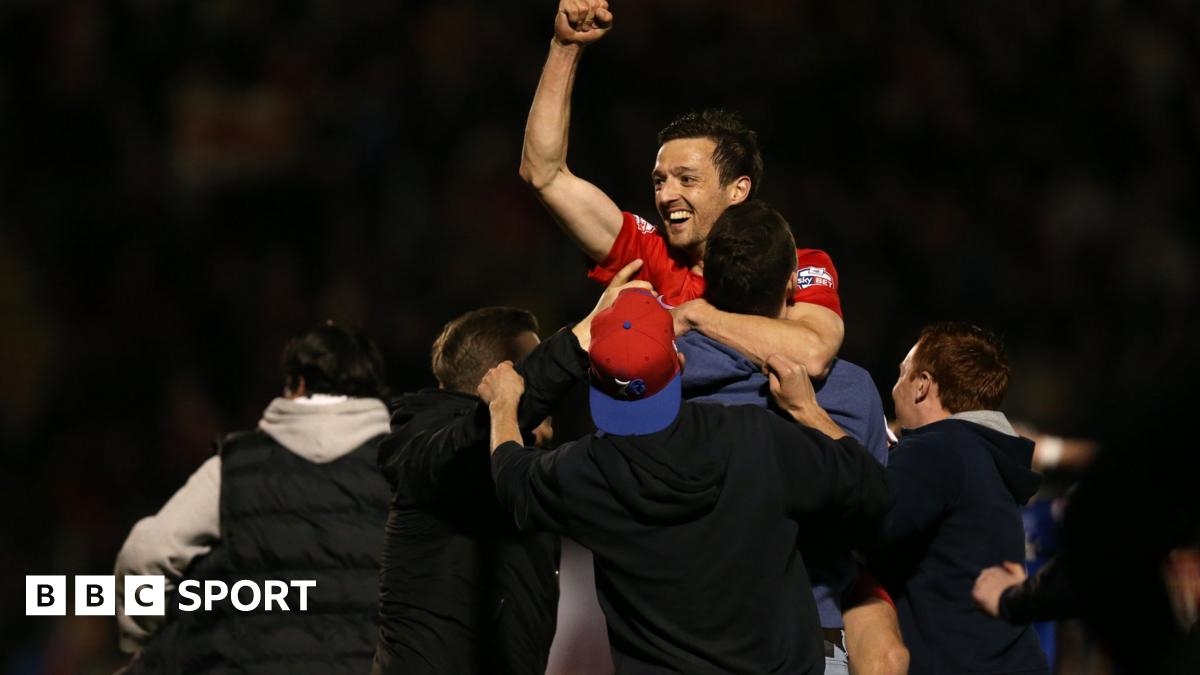 Southend United: David Mooney signs as Michael Timlin stays - BBC Sport