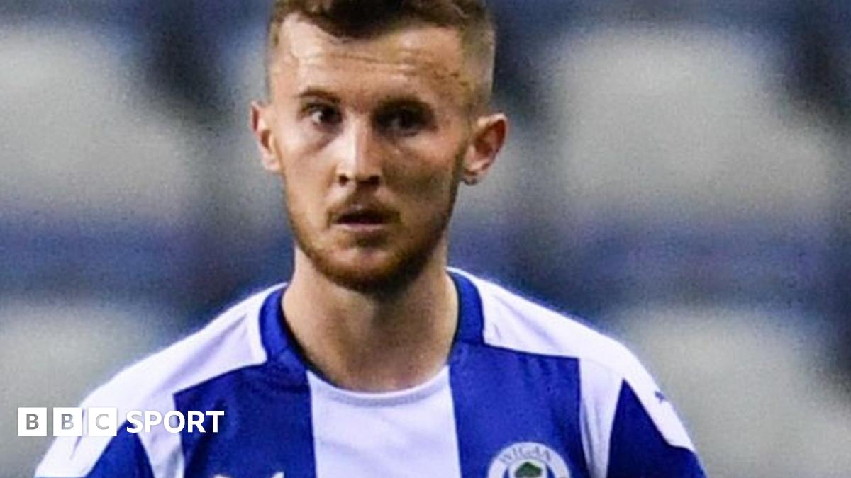 Tom James: Salford City sign Hibernian full-back on loan - BBC Sport