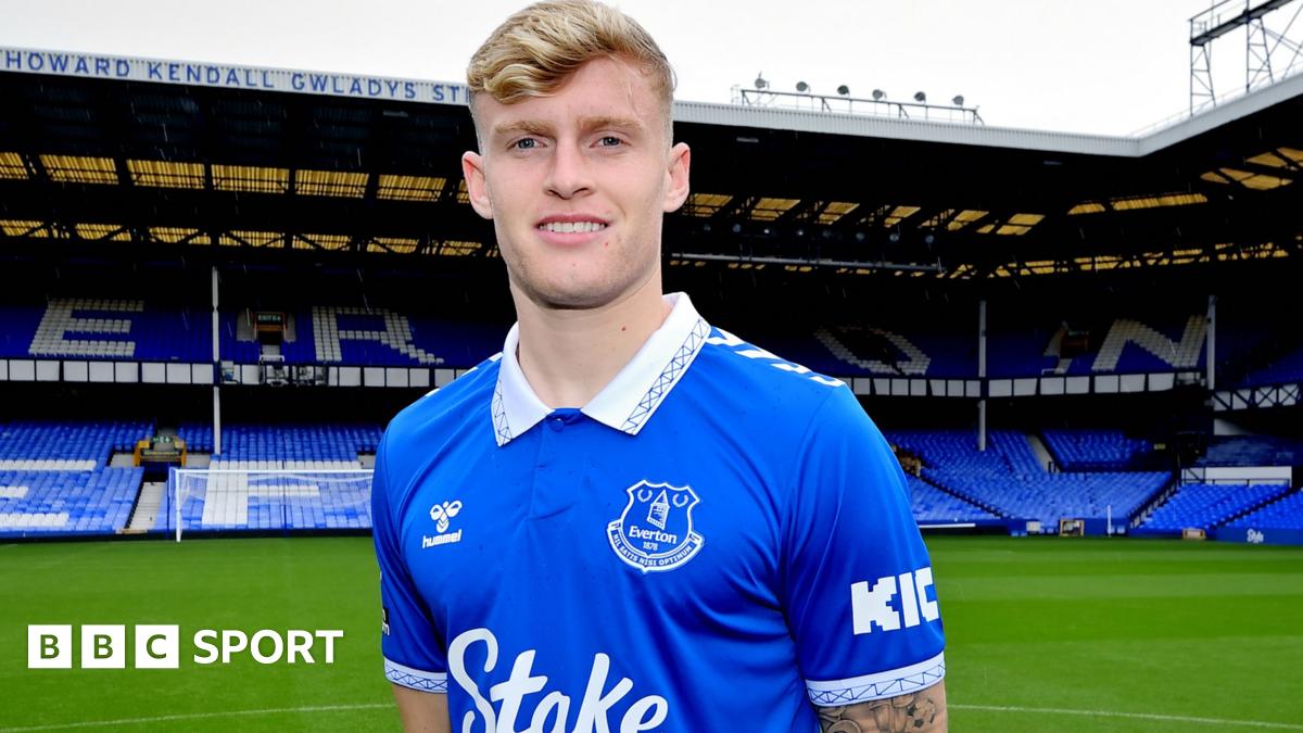 Jarrad Branthwaite: Everton defender signs new contract until 2027 ...