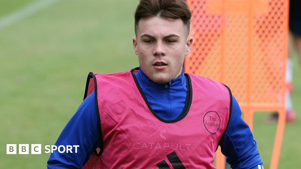 Mitch Clark: Port Vale re-sign Leicester City defender on loan - BBC Sport