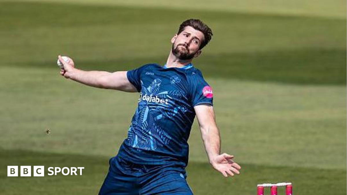 Derbyshire bowlers Ben Aitchinson and Nick Potts sign new deals - BBC Sport