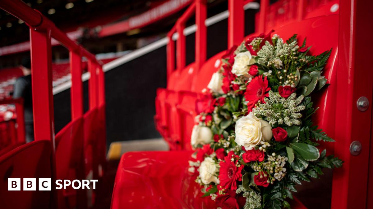 Manchester United pay tribute to fan representative Ian Stirling - BBC ...