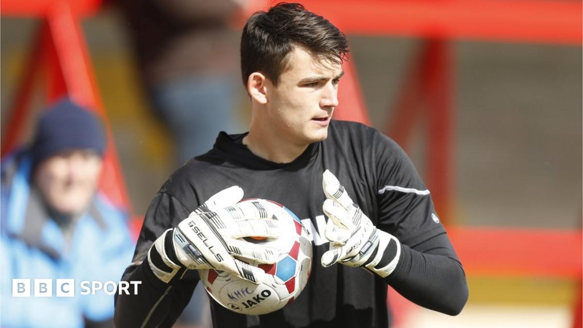 Max O'Leary: Bristol City goalkeeper joins Solihull Moors on loan - BBC ...