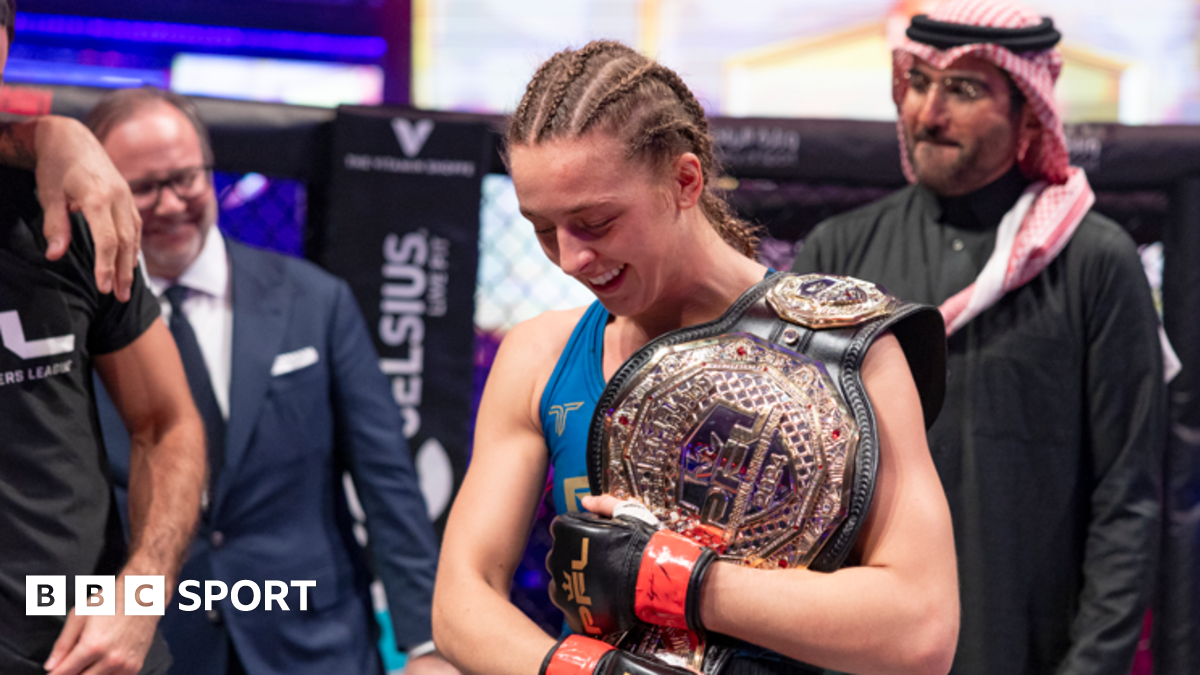MMA: Dakota Ditcheva stops Taila Santos to become first British woman ...