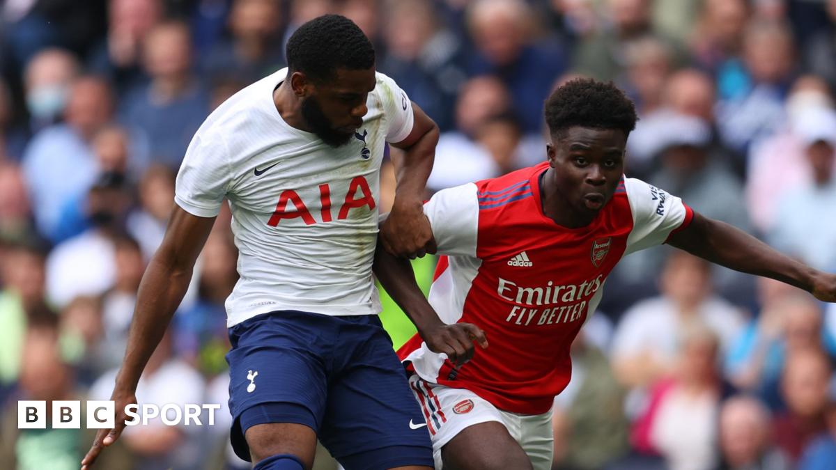 Bukayo Saka: Arsenal forward clapped on to pitch by Tottenham fans in ...
