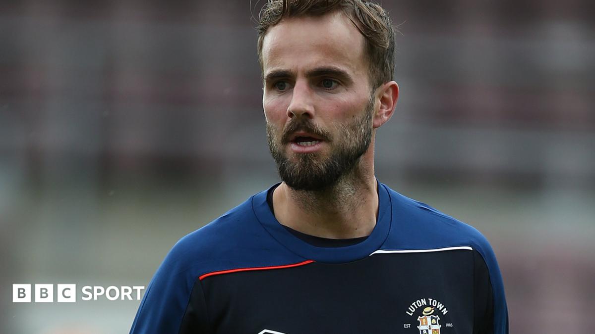 Andrew Shinnie & Paul Smyth: Charlton Athletic sign duo on loan - BBC Sport