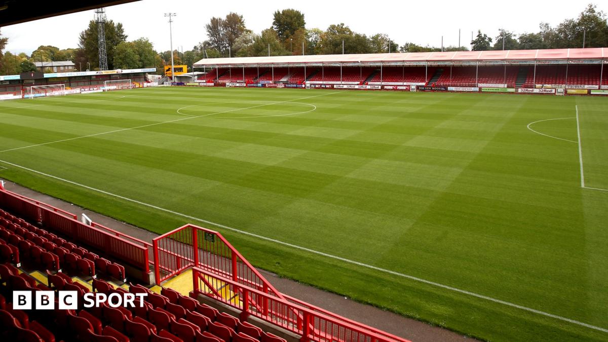 Brian Galach: Crawley Town sign teenage striker - BBC Sport