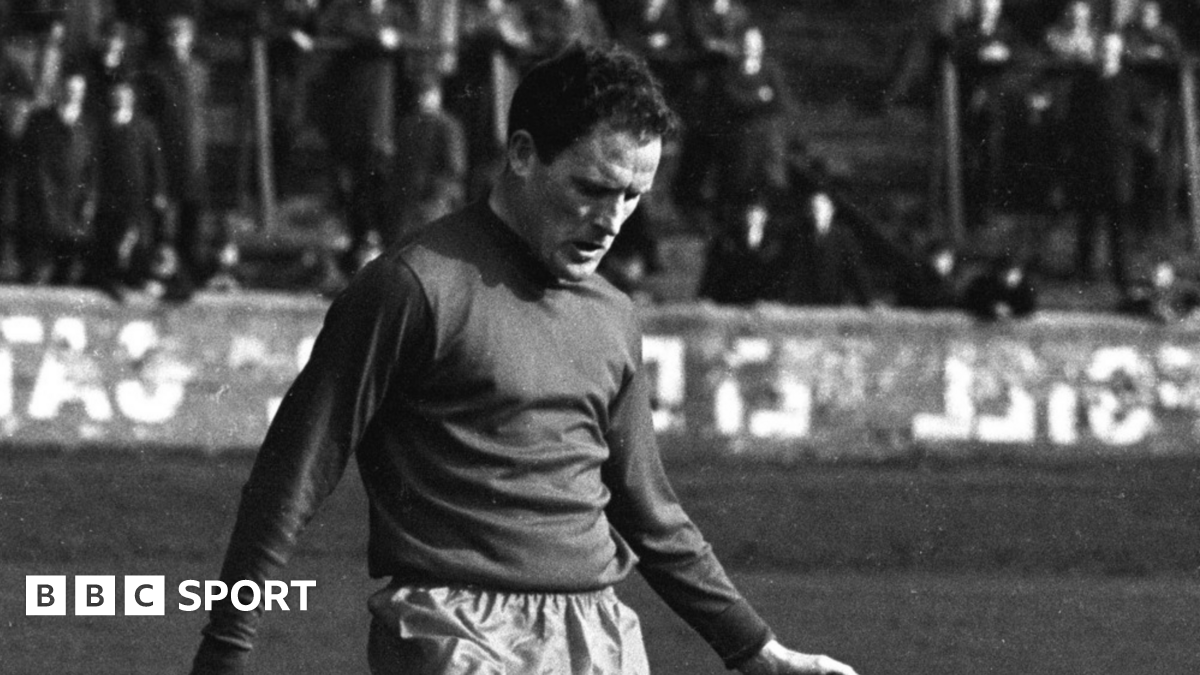 Minute's applause for former captain Melrose - BBC Sport