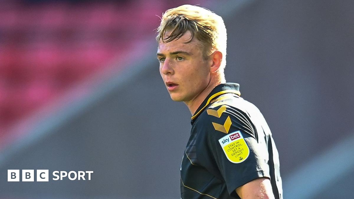 Liam Bennett: Cambridge reward young defender with new two-year ...
