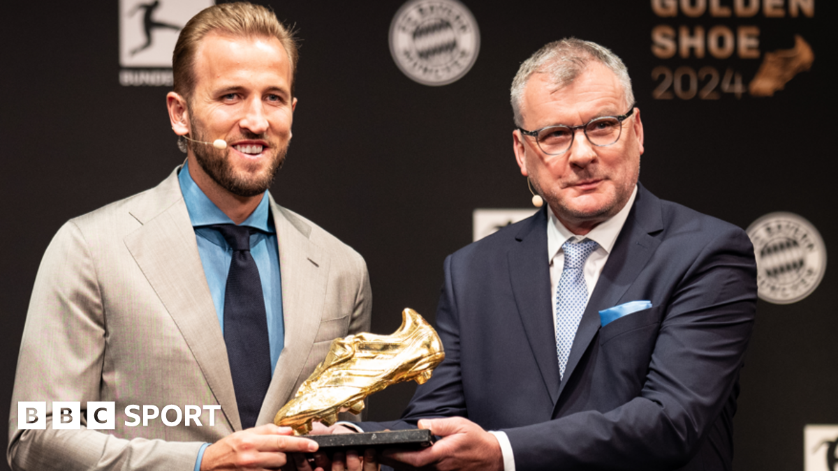 Harry Kane: Bayern Munich forward collects Golden Shoe award - BBC Sport