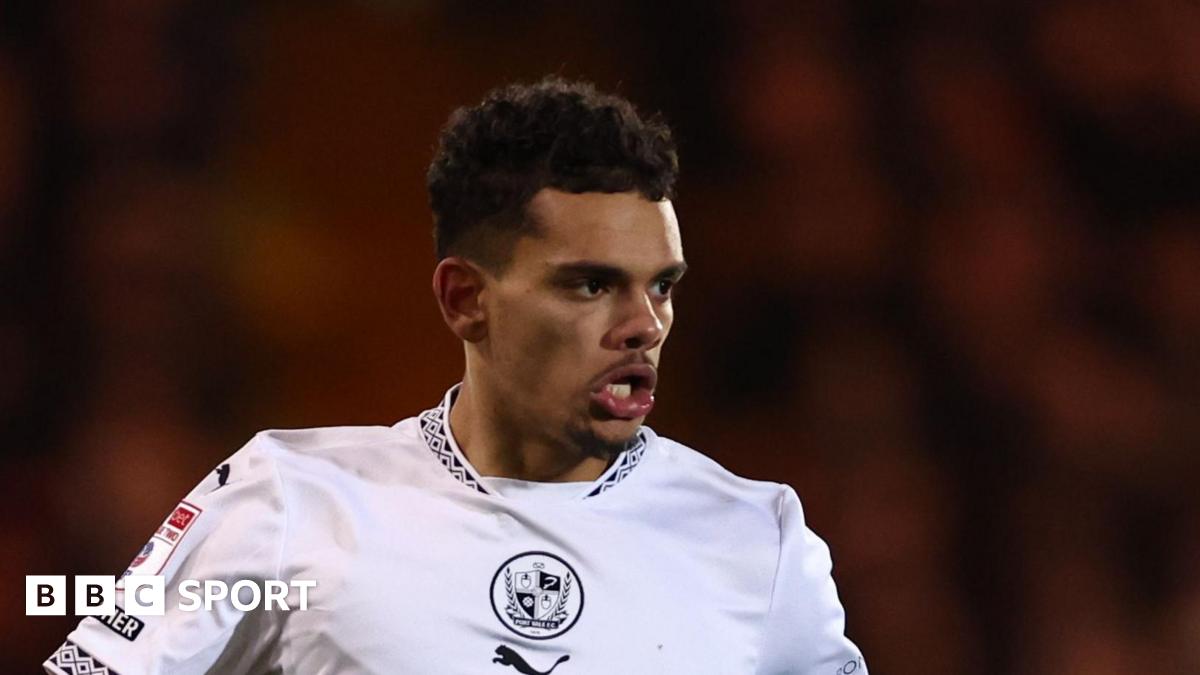 Fleetwood Town: Brandon Cover and Kobei Moore sign on loan - BBC Sport