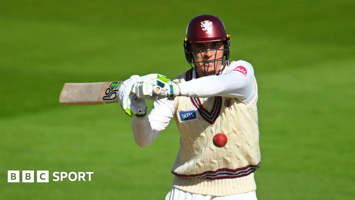 Tom Banton: Somerset wicketkeeper-batter signs new contract - BBC Sport