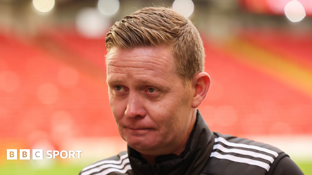 'Robson has been a little stubborn with back three' - Lewis - BBC Sport