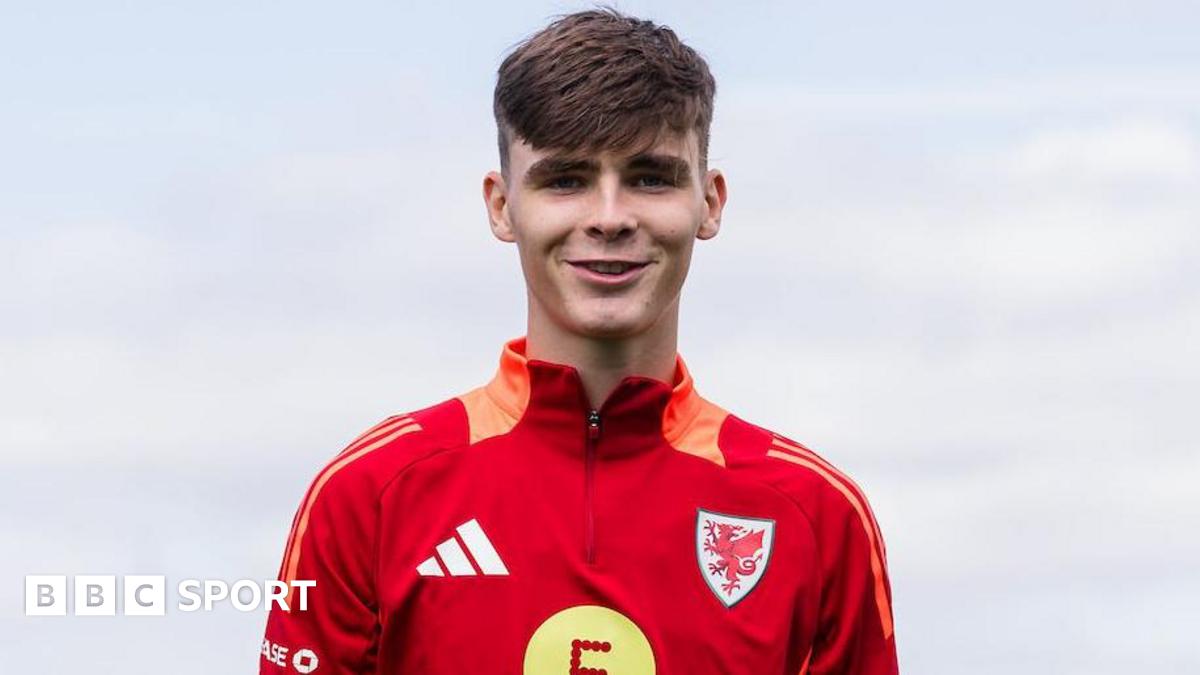 Charlie Crew: Leeds teenager added to Wales squad - BBC Sport