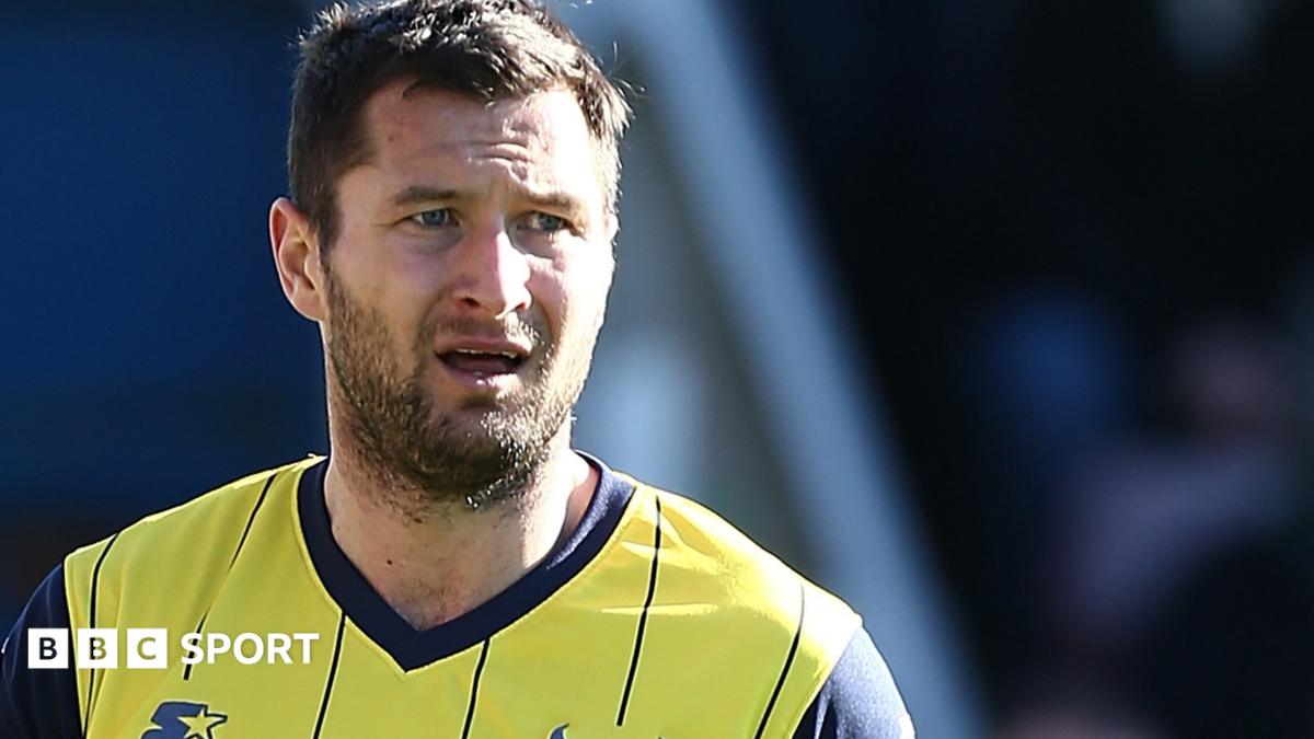 Phil Edwards: League One Bury bring in Burton full-back - BBC Sport