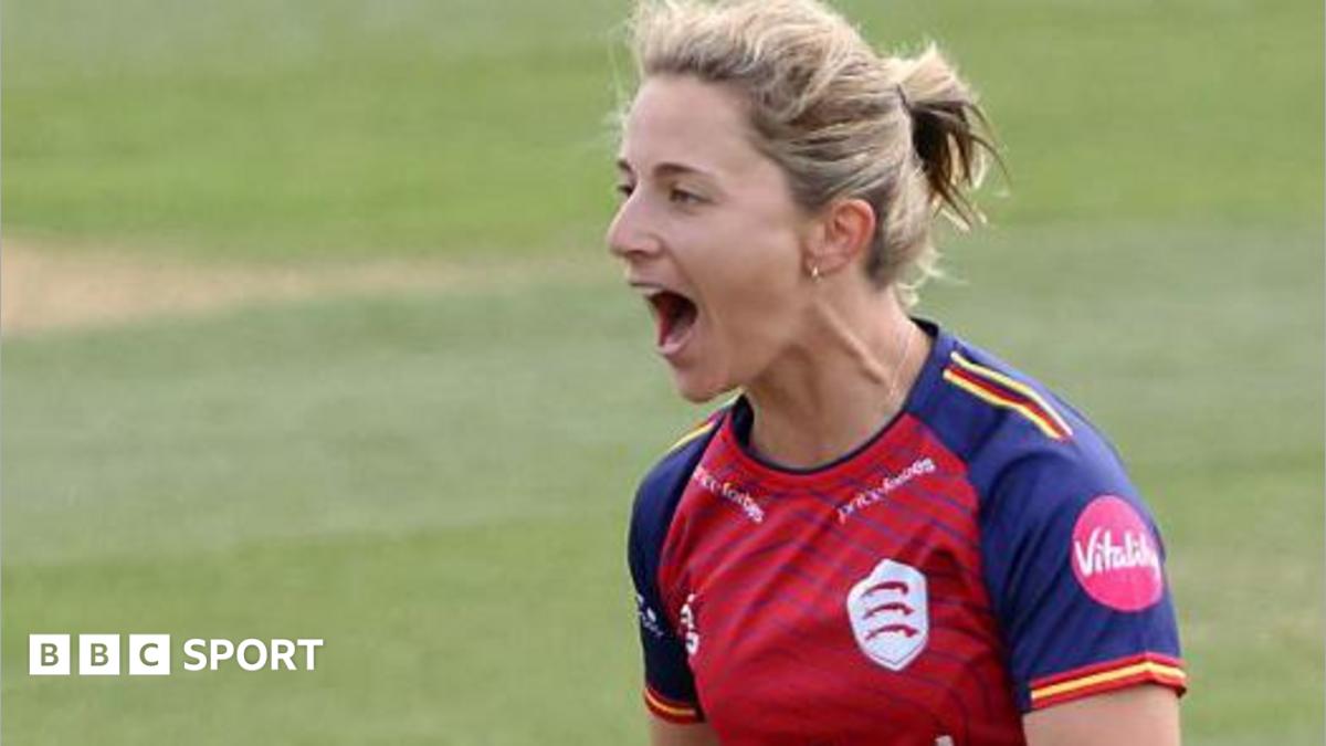 Essex all-rounder Eva Gray signs new deal until 2028 - BBC Sport