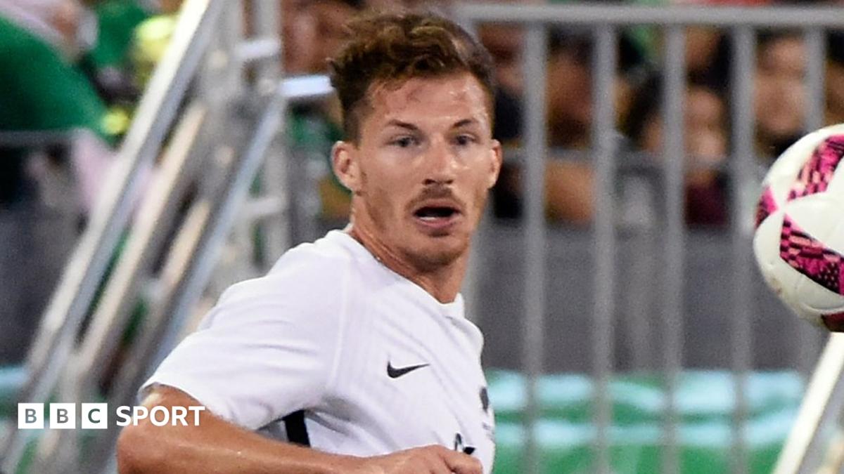 Liam Graham: Chesterfield defender suffers torn knee ligaments - BBC Sport