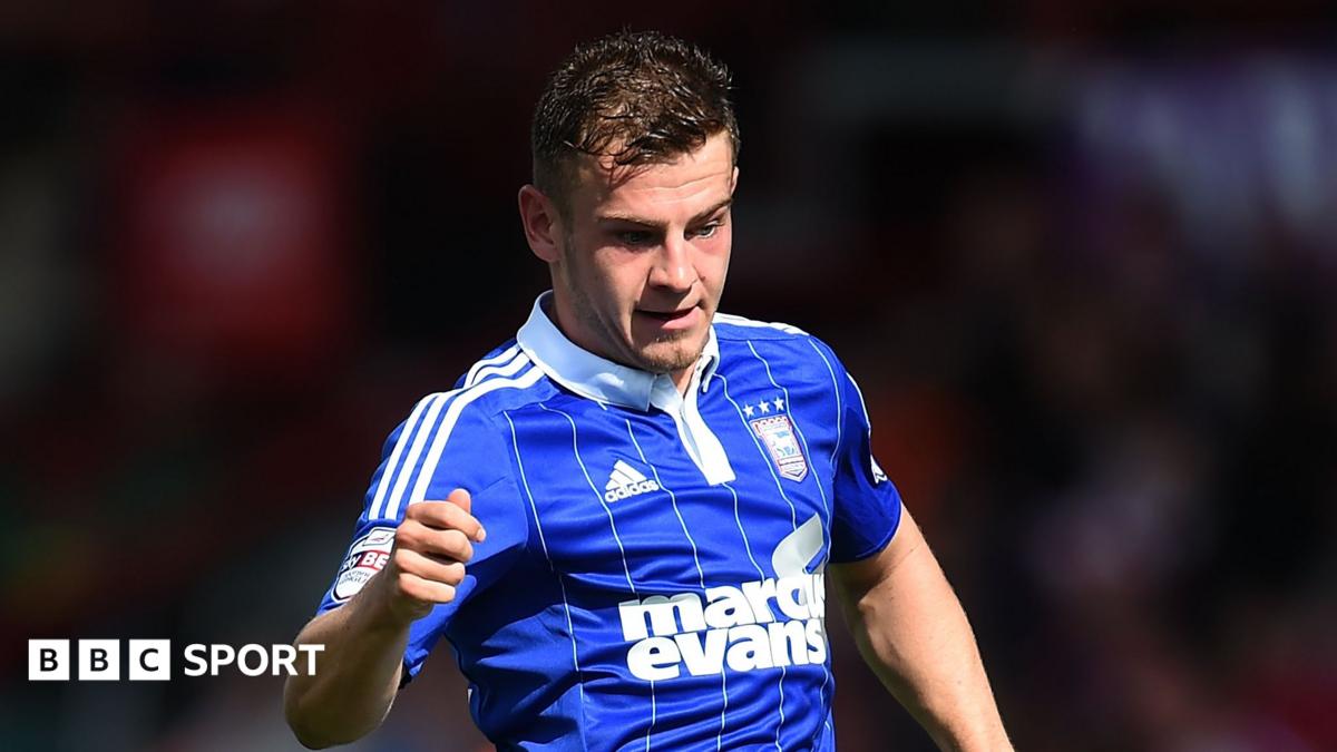 Ipswich Town: Ryan Fraser irked by Brentford pitch - BBC Sport
