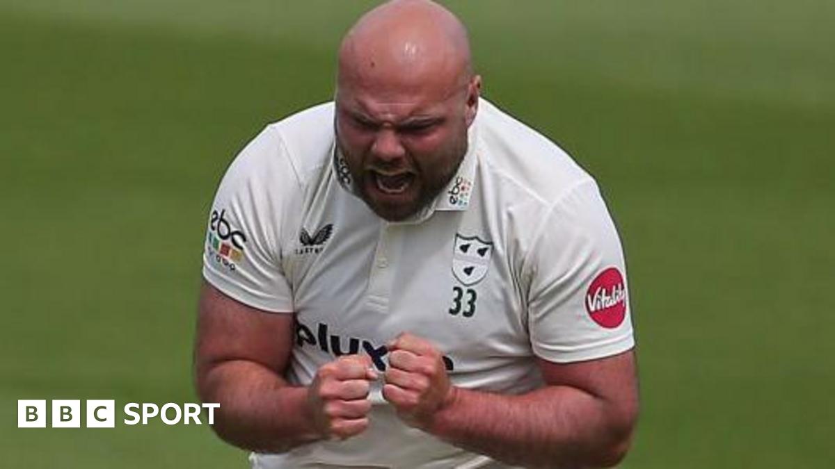 Joe Leach: Worcestershire must wait on ex-skipper's fitness - BBC Sport
