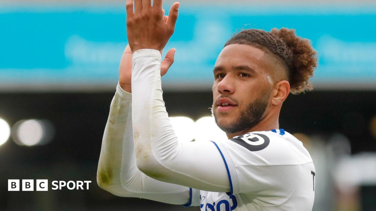 Tyler Roberts: Wales forward signs new Leeds United contract - BBC Sport