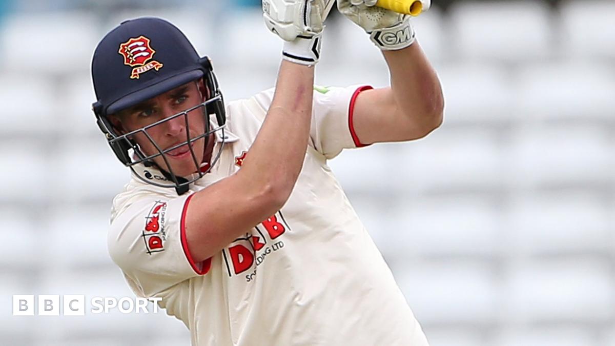 Dan Lawrence: England batsman signs new Essex deal until 2023 - BBC Sport