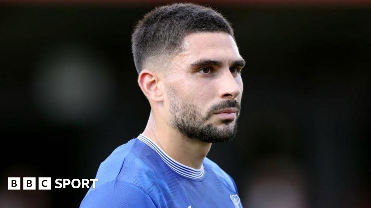 Everton: Maupay responds to fans who verbally abused players - BBC Sport
