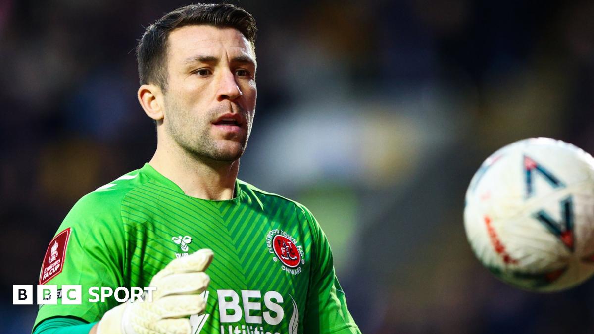 Jay Lynch: Fleetwood Town goalkeeper signs new contract to 2025 - BBC Sport